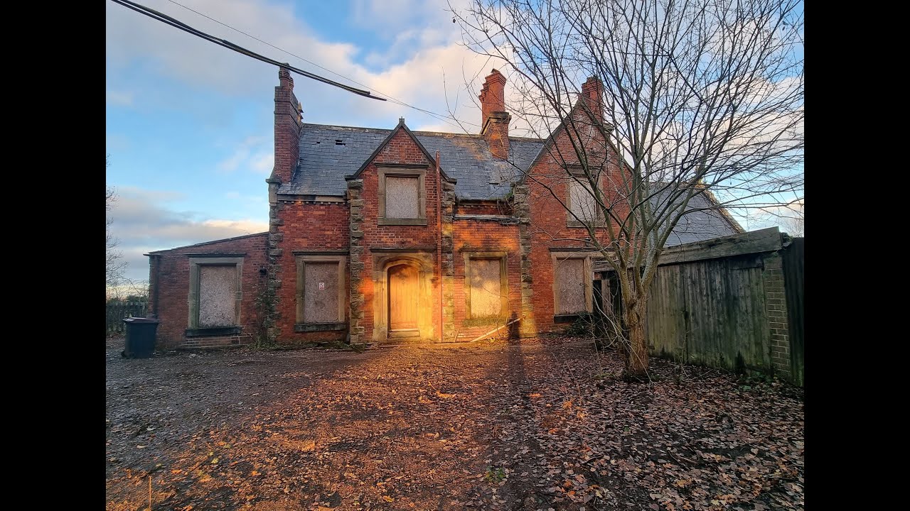 THE OLD SHAKY 1800'S STATION HOUSE. HOW DID THEY GET ANY SLEEP HERE ...