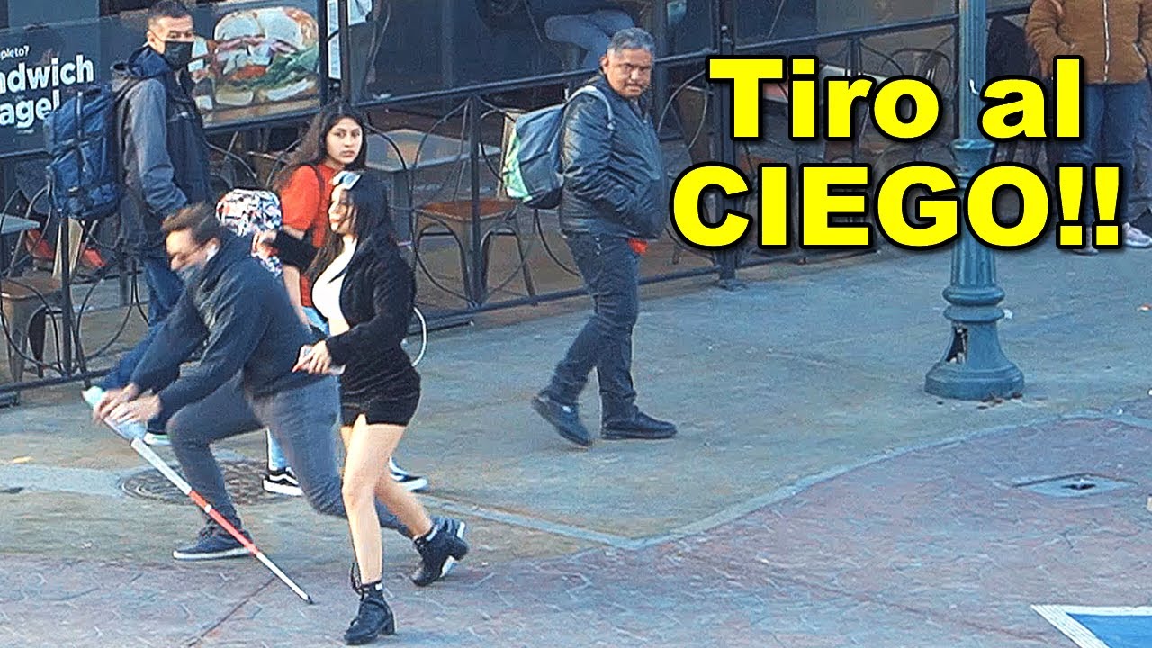 Empujando a un ciego en la calle | Experimento Social - Bufones.net ...