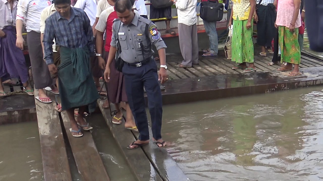 Myanmar police escort inmates to labour prison - YouTube