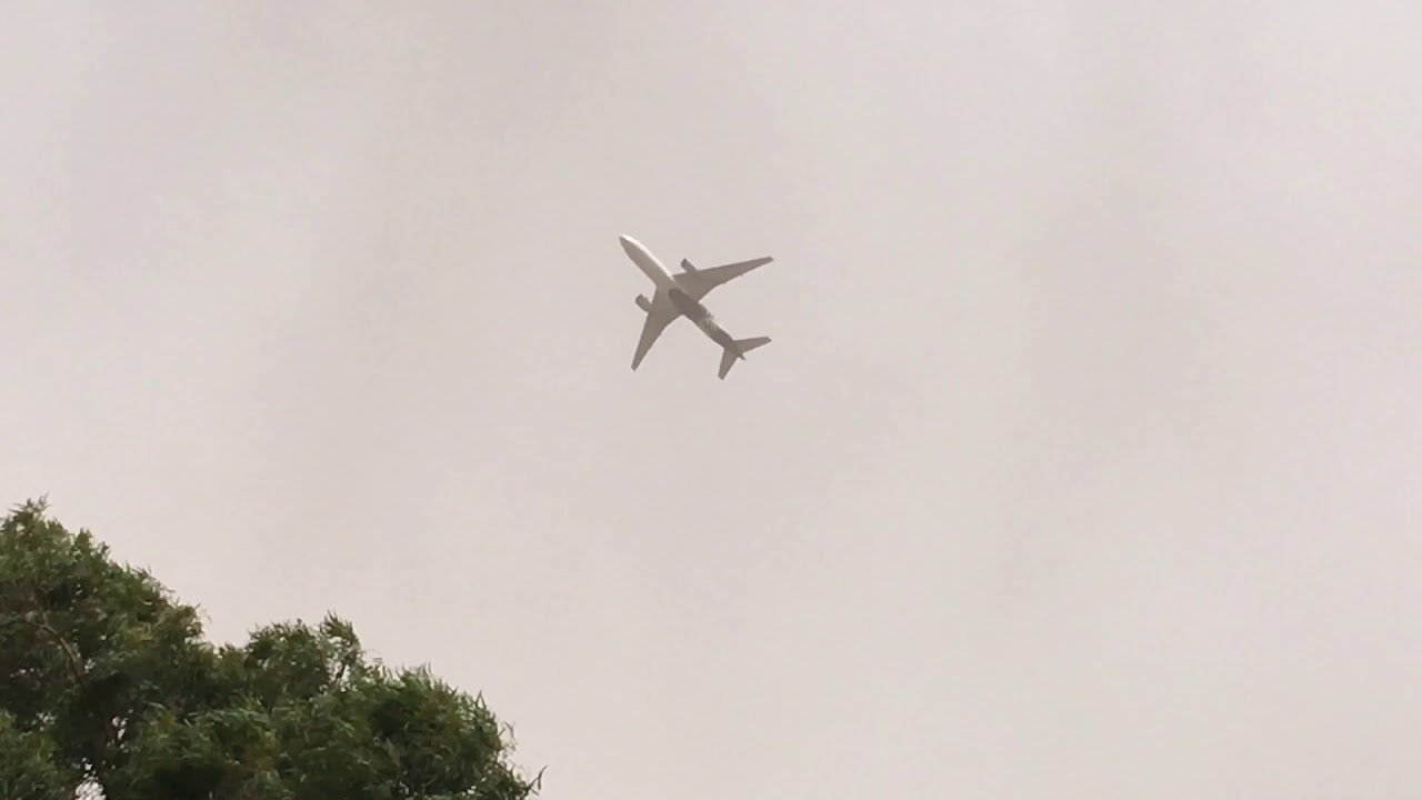 EXTREMELY LOW Air New Zealand 777-200ER NZ192 Departure from Adelaide ...