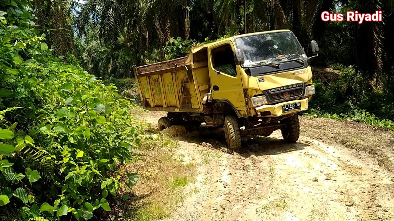 mobil dam truk di tikungan sampai miring - YouTube