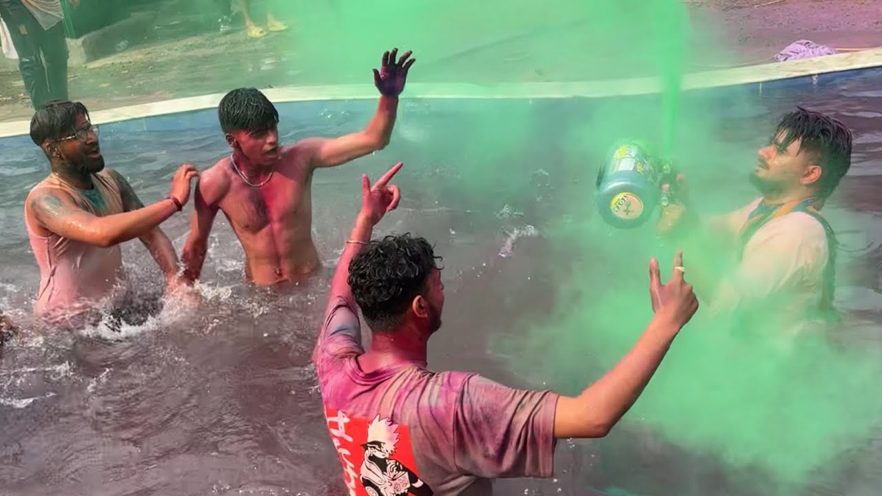 Holi Mein Kari POOL PARTY 🤪 With Friends - YouTube