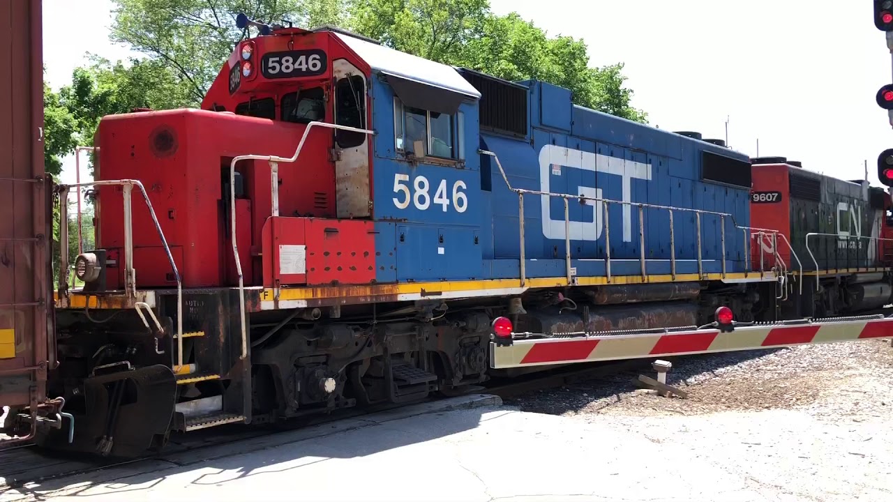 IC 9607 and GTW 5846 pulls L501 through Rondout, IL - YouTube