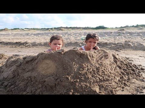 Masal Kum Kalesi Yaptı İçine Saklandı - Elif Öykü and Masal play Hide and Seek Kids made Sand Castle