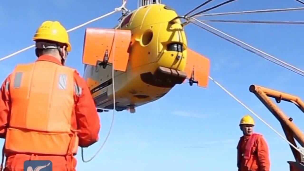 Exploring China's deep sea robot - YouTube