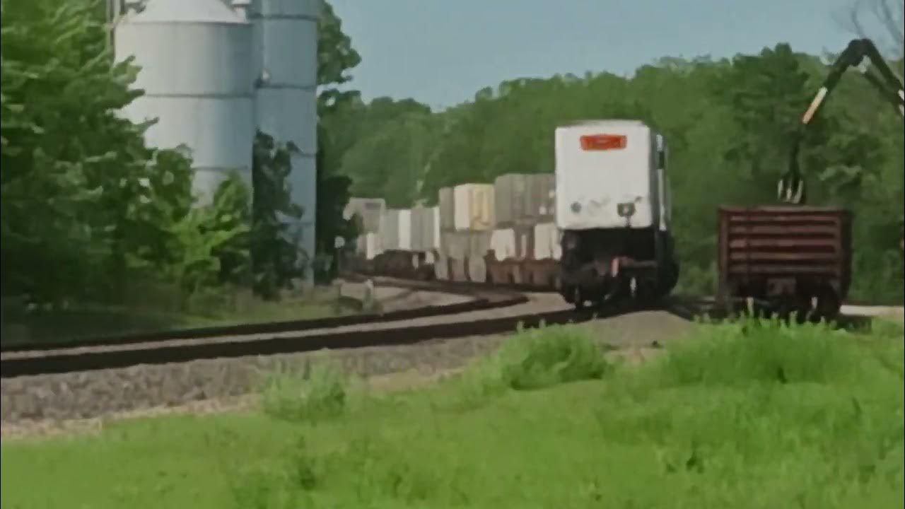 BNSF 8271 FXE 4057 lead Containers - Piggyback Train at LA Plata MO . - YouTube