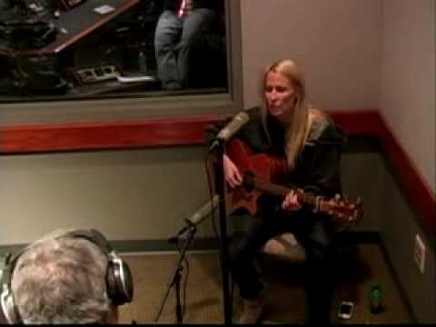 Clair Reilly-Roe performs "No One to Save" on LA Radio Sessions - YouTube