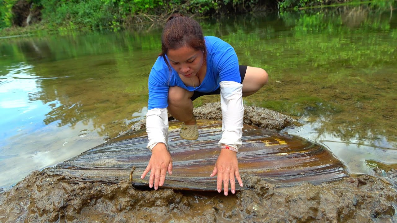 🐉🐉🐉 The girl fished out several huge mutated clams and pried open ...
