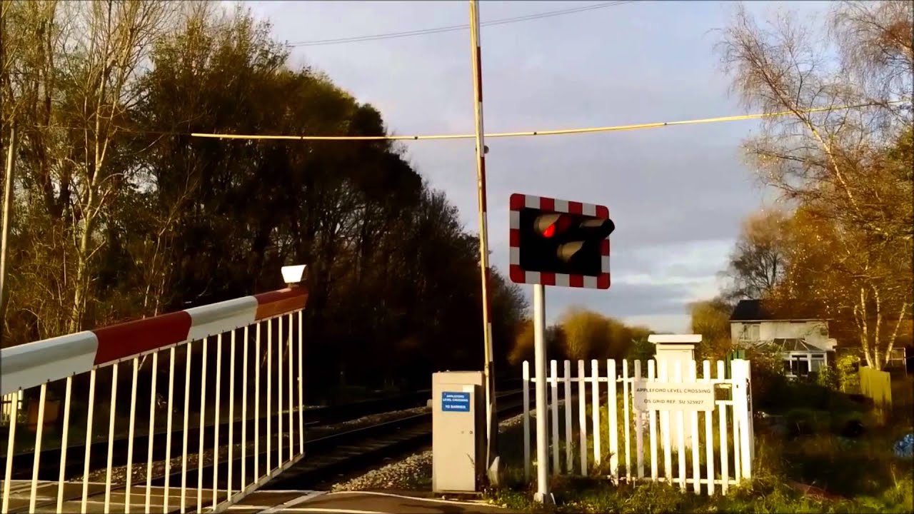 Appleford Level Crossing 21/11/2015 - YouTube