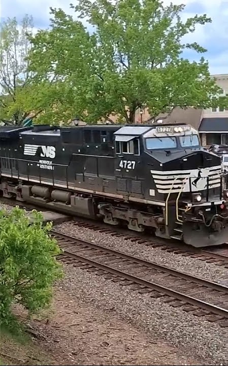 Power DUO "strolling thru downtown" Nice Horn Blast! Norfolk Southern #4727 - #28r @rider22 ...