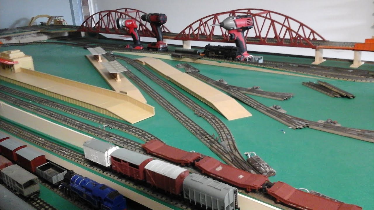 A look at the two large double track bridges on the Dublo layout. - YouTube