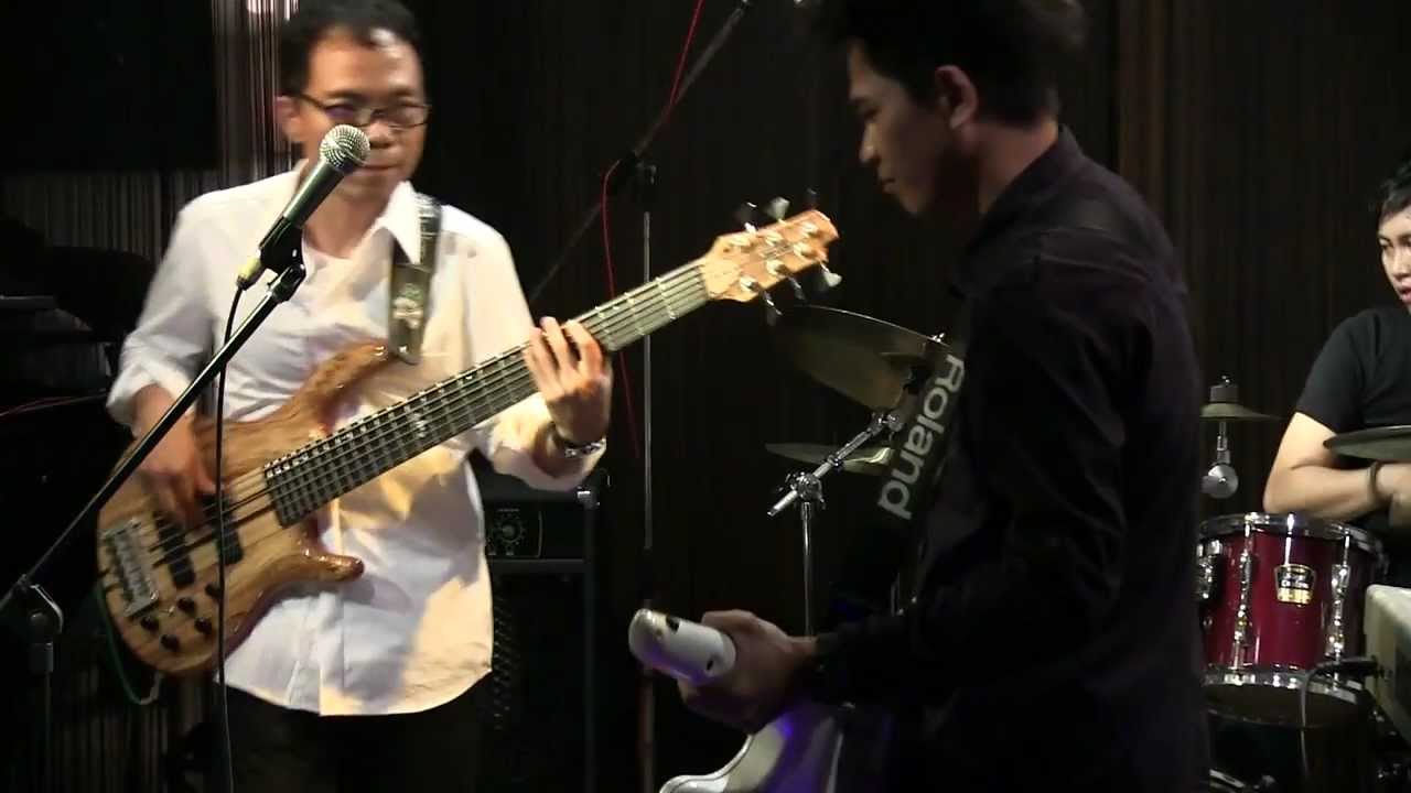 Indro Hardjodikoro Band - Drum & Bass @ Mostly Jazz 29/09/12 [HD] - YouTube