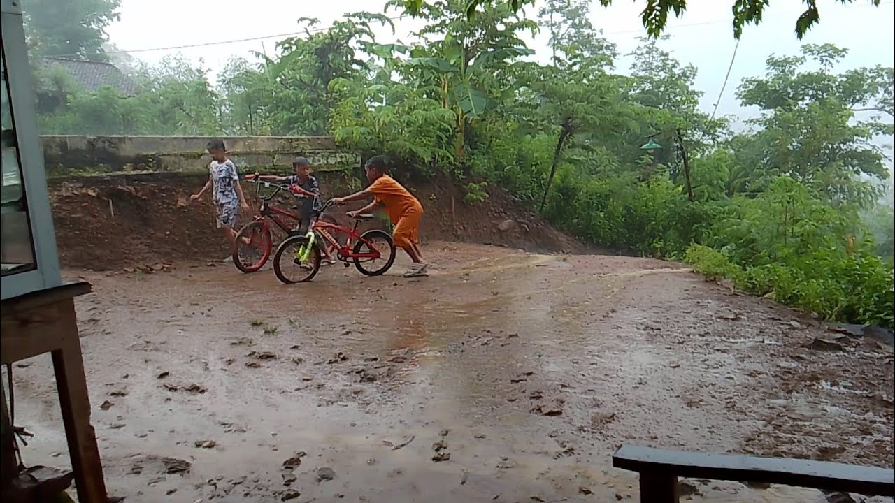 HUJAN DERAS SEKALI, BOCIL BOCIL MALAH MAIN HUJAN HUJAN NAN - YouTube