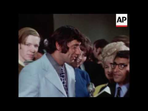 Broadway Joe attracts scores of young women in Capitol Hill appearance ...