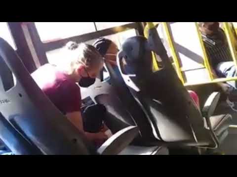 Idosa é flagrada esfregando saliva em banco de ônibus