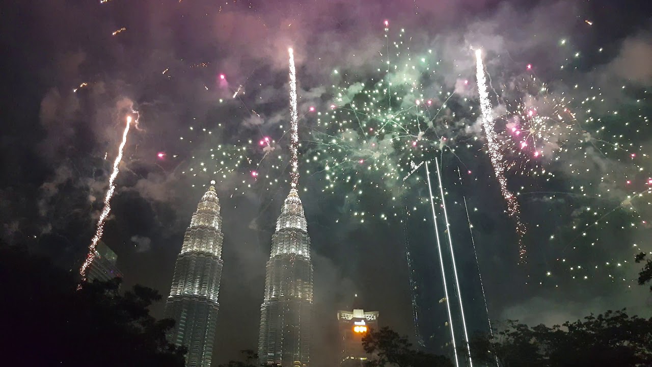 KLCC New Year 2020 Fireworks - YouTube