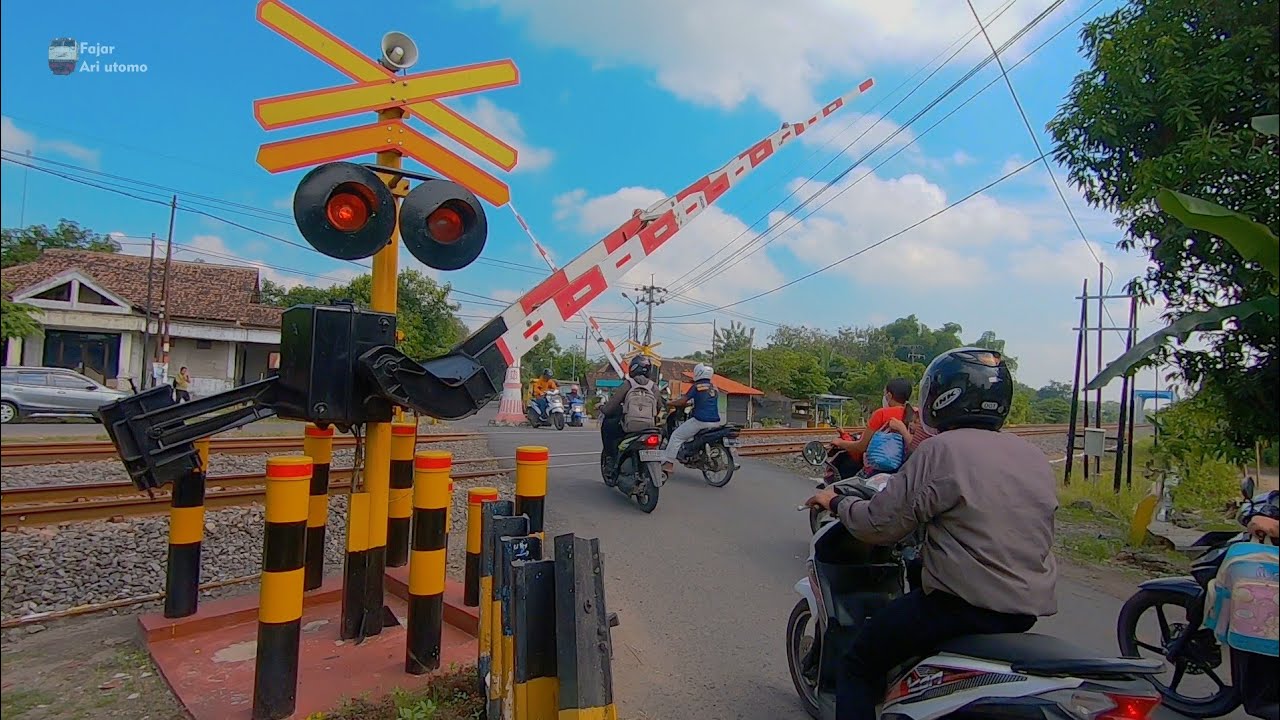 Palang Kereta Api Perlintasan KA Geneng Ngawi - YouTube