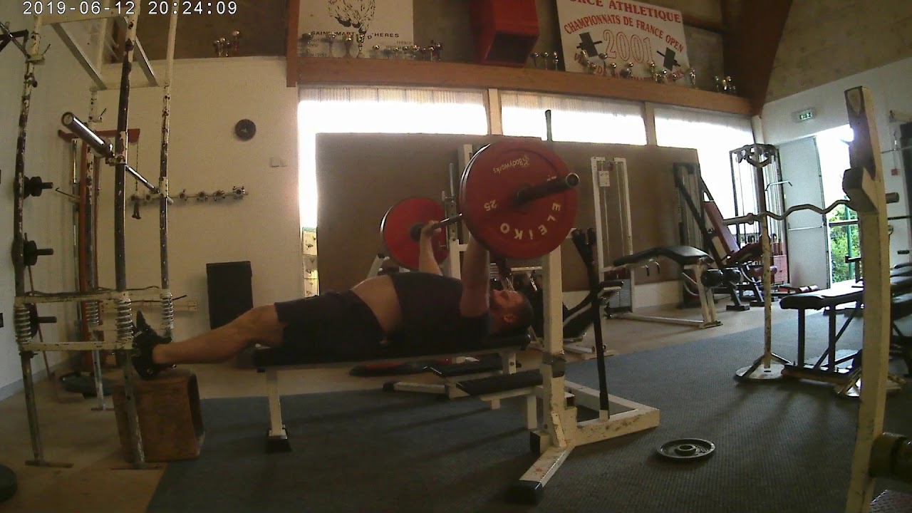 Feet up bench press - 120x10x3 - YouTube