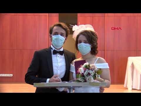 Acil serviste nişanlanan doktor çiftin nikahı kıyıldı