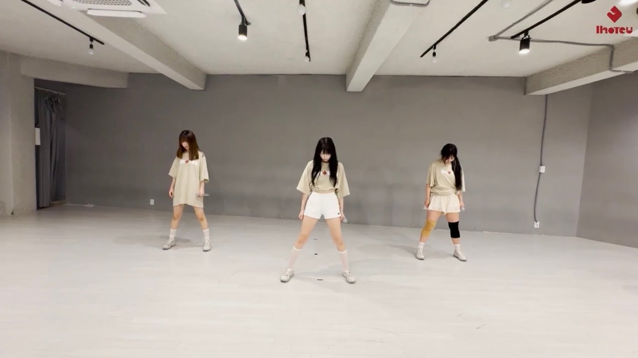 IHOTEU 이호테우 'Blaze(火傷)' Dance Practice Video - YouTube Music