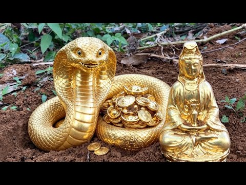 Wefound a giant golden snake guarding treasure!The goldenBuddha statue protected by the huge serpent
