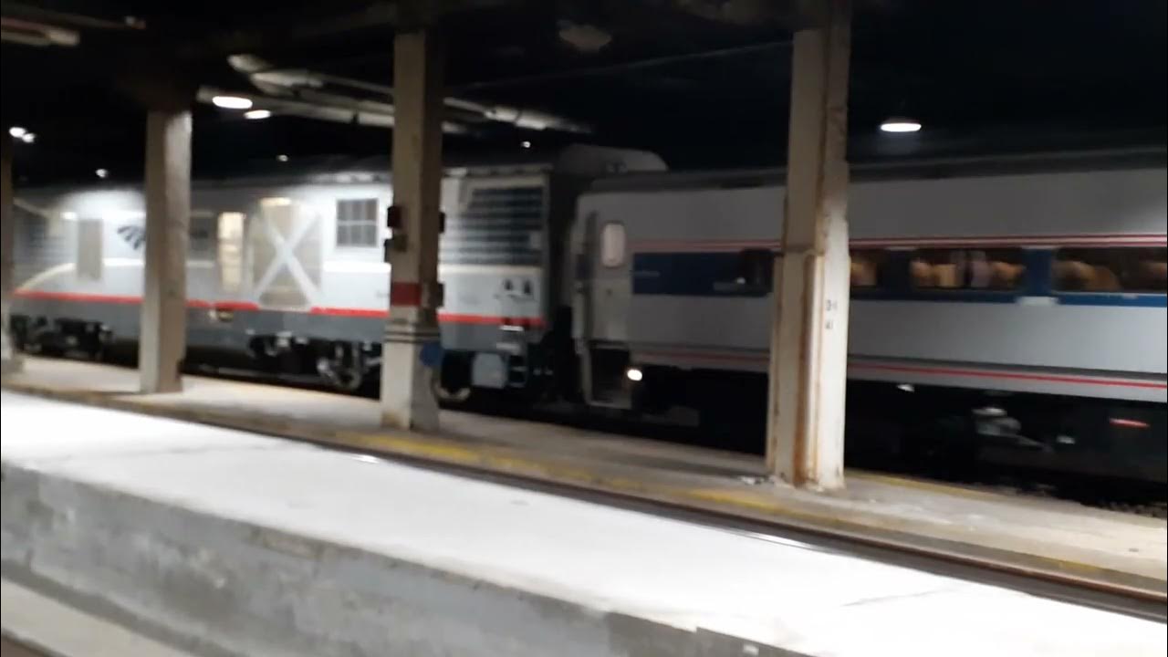 Amtrak Hiawatha Service train heading north to Milwaukee at Chicago union Station. - YouTube