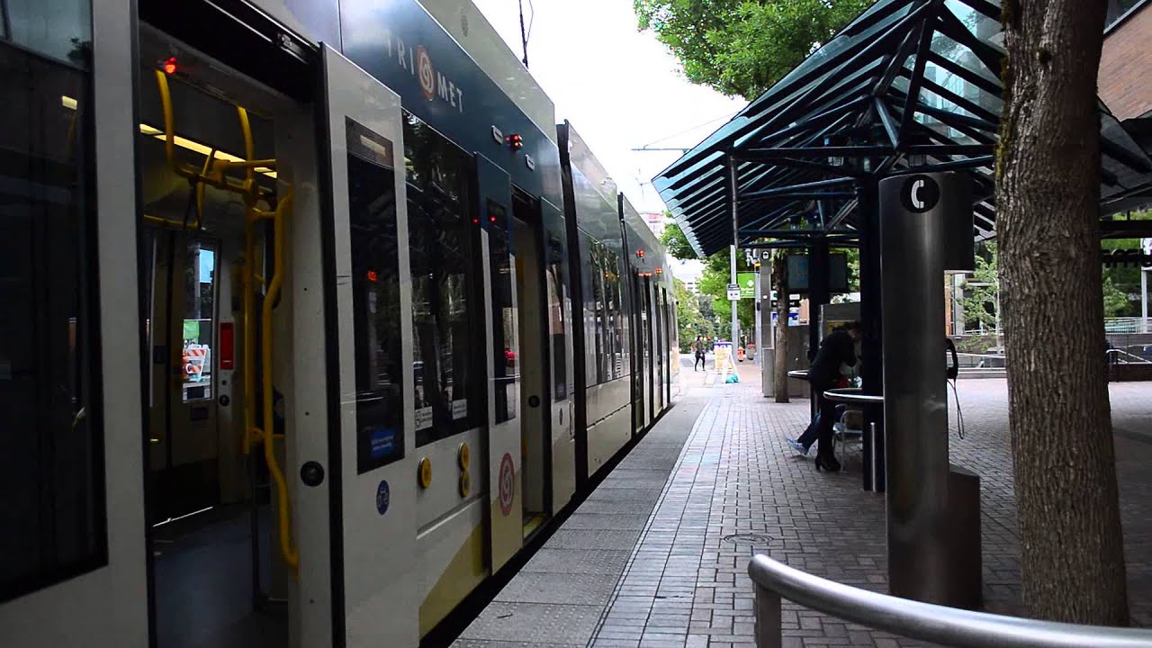 Portland TriMet MAX Light Rail Train Of Siemens Type-4 Cars @ SW 6th ...
