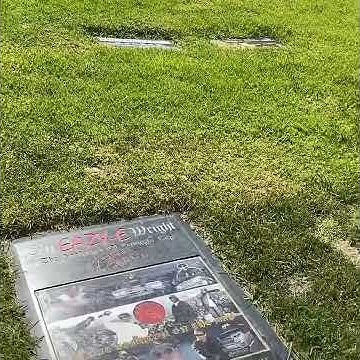 Rapper Eazy-E Gravesite - YouTube