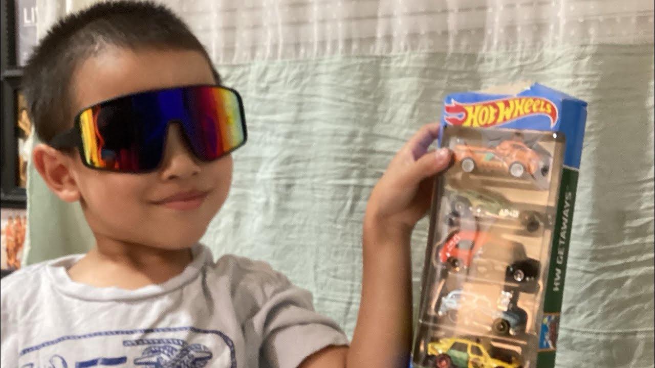 Jaxon unboxes HW Getaway 5 pack set and shows you his favorite cars ...