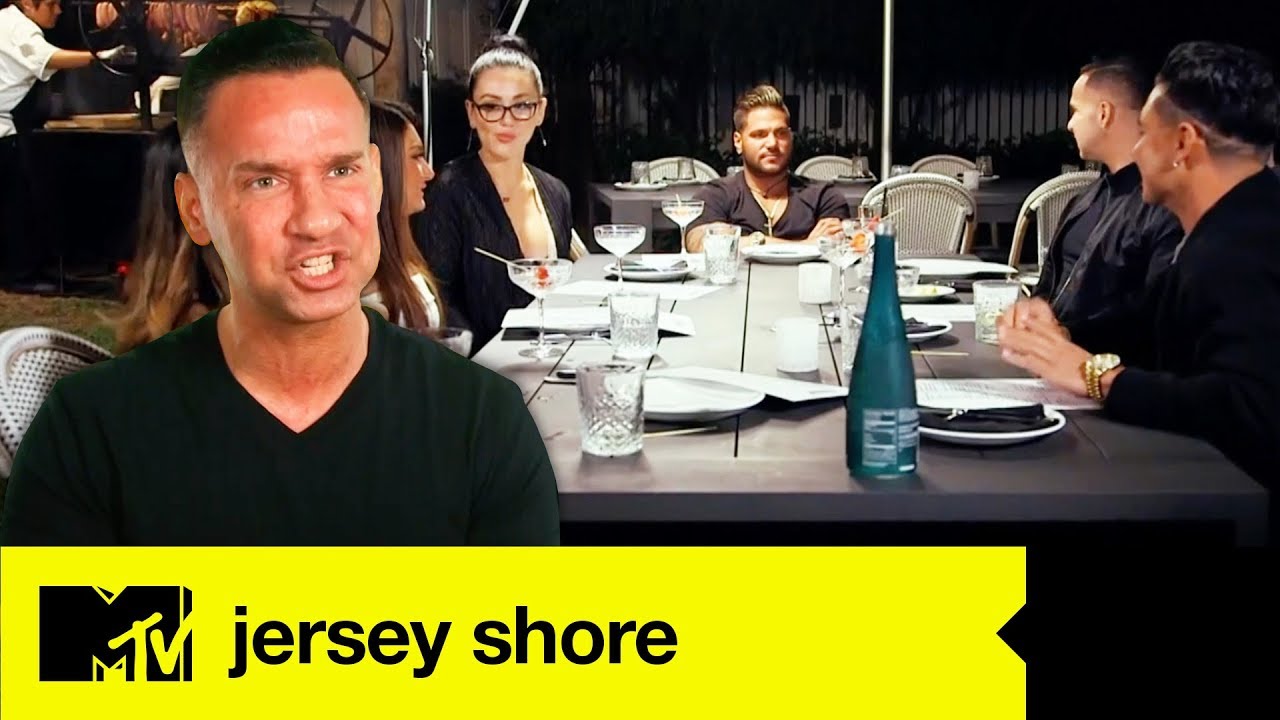 Mike's Awkward Welcome Dinner | Jersey Shore Family Vacation - YouTube