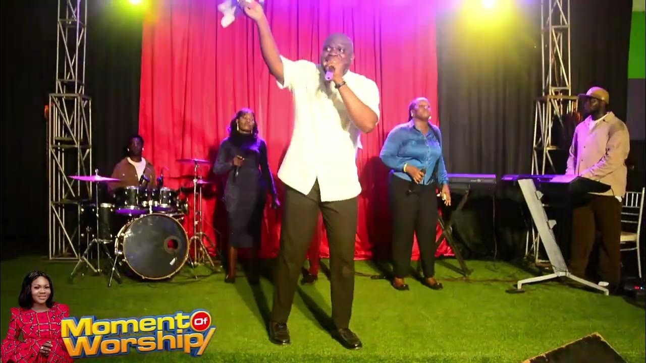 Moment of worship with Pastor Ovie Onini - YouTube