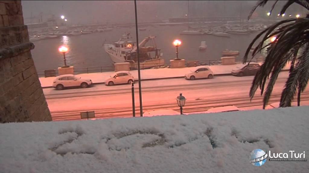 BARI RICOPERTA DI TANTA NEVE - YouTube