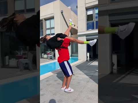 Haciendo acrobacias con LARISSA KIMBERLLY