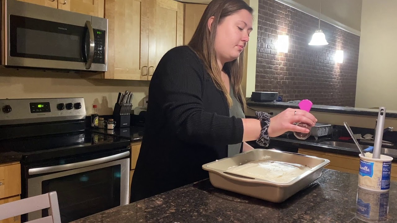 Rachel Stump decorating a Cake - YouTube