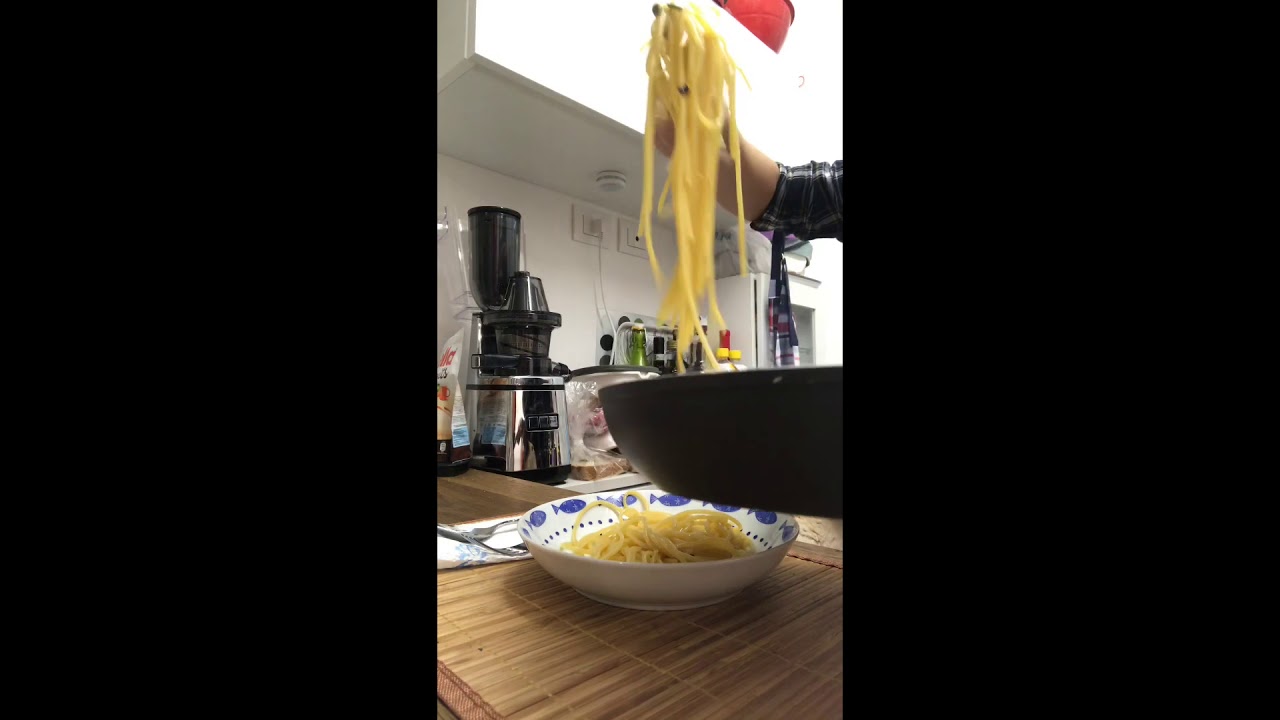 ITALIAN STYLE: HOW TO ROLL SPAGHETTI - YouTube