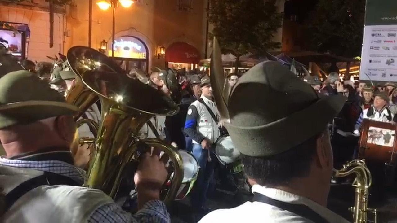 Trento, medley musicale della banda degli alpini - YouTube