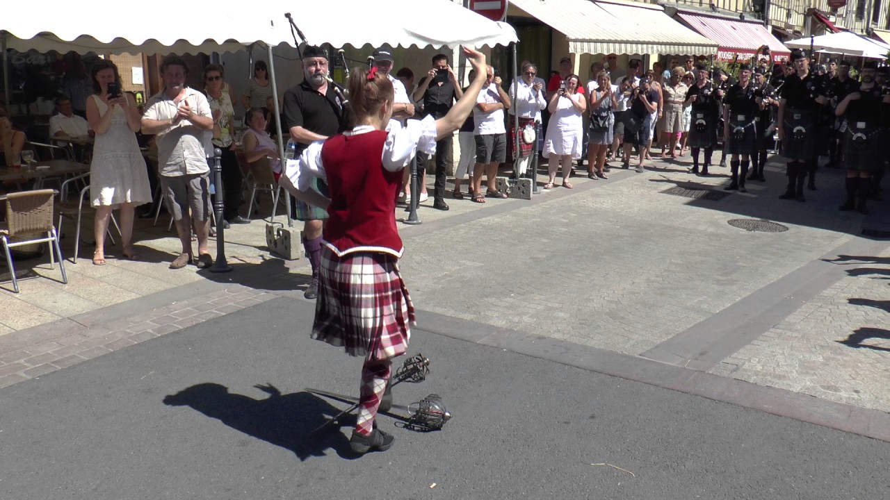 Fanny Aubret - Sword Dance at Aubigny-sur-Nère (2016) - YouTube