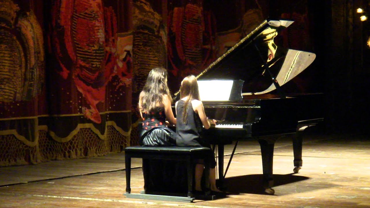Natasha Binder y Karin Lechner tocan Vals 15 op. 39 de Brahms - YouTube