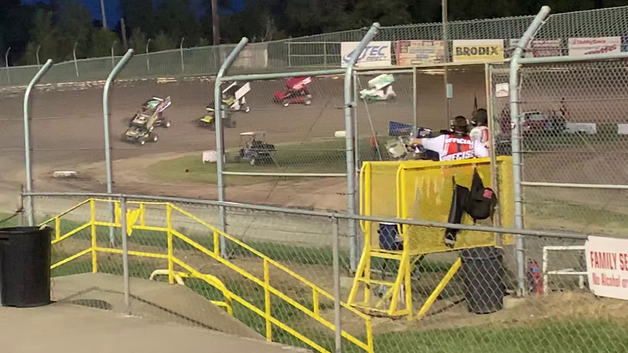 Sprint car B feature at Eagle Raceway featuring #17 - YouTube