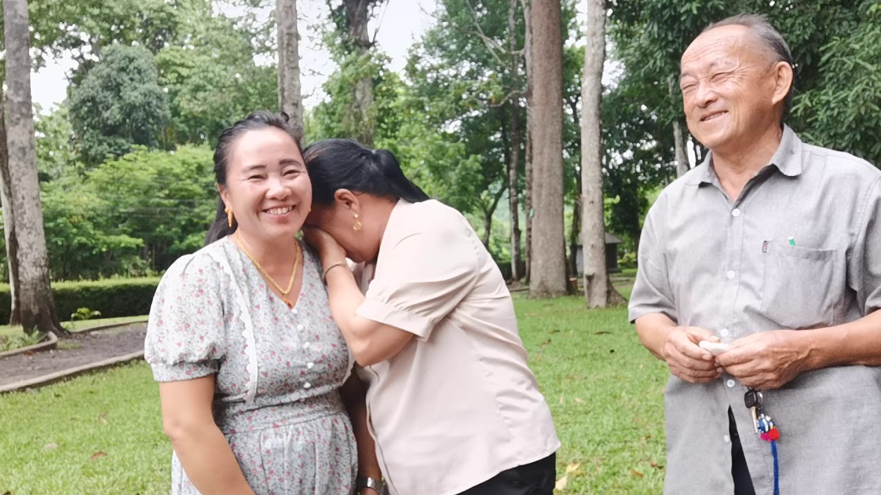 mee xiong yeeb vaj& mom nchai hawj hais kwv txhiag ntsuag - YouTube