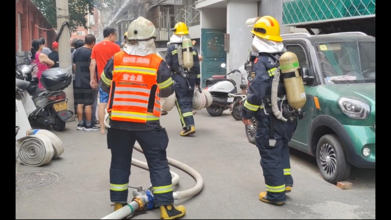 【Fire scene】Beijing fire truck responding to residential building's ...