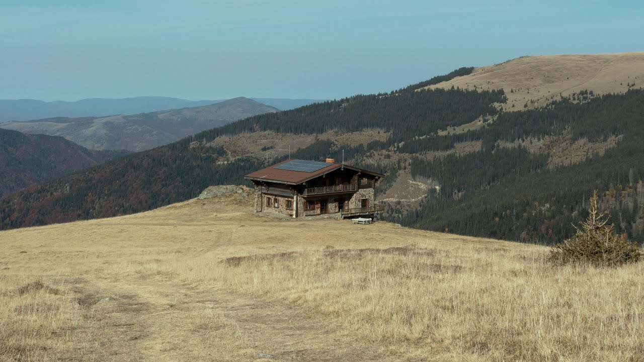 Cabana lui Romeo Dunca, off road si overlanding pe muntele Nedeia - YouTube