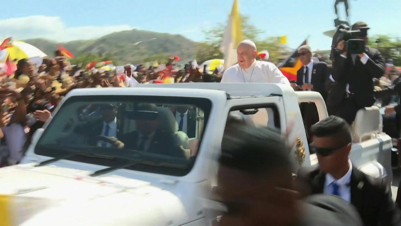 Papa chega ao Timor Leste | AFP - YouTube