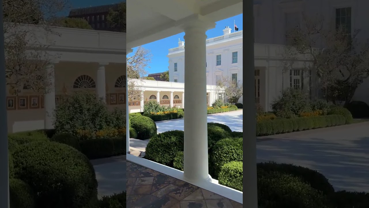 President Trump meets with Andrea Bocelli in the Oval Office while ...