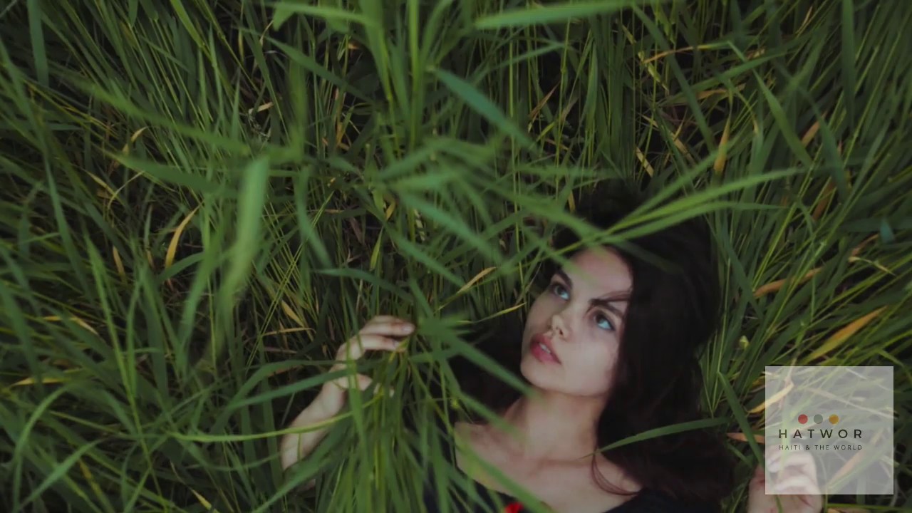 Meet the woman with 4 legs ‑ The four legged woman - YouTube