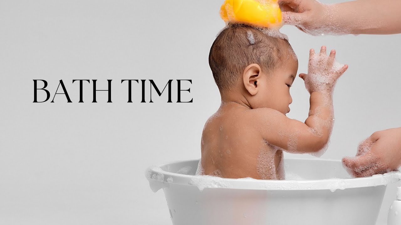 Chote baby ko nahalaate hue || Bathing the little baby. - YouTube