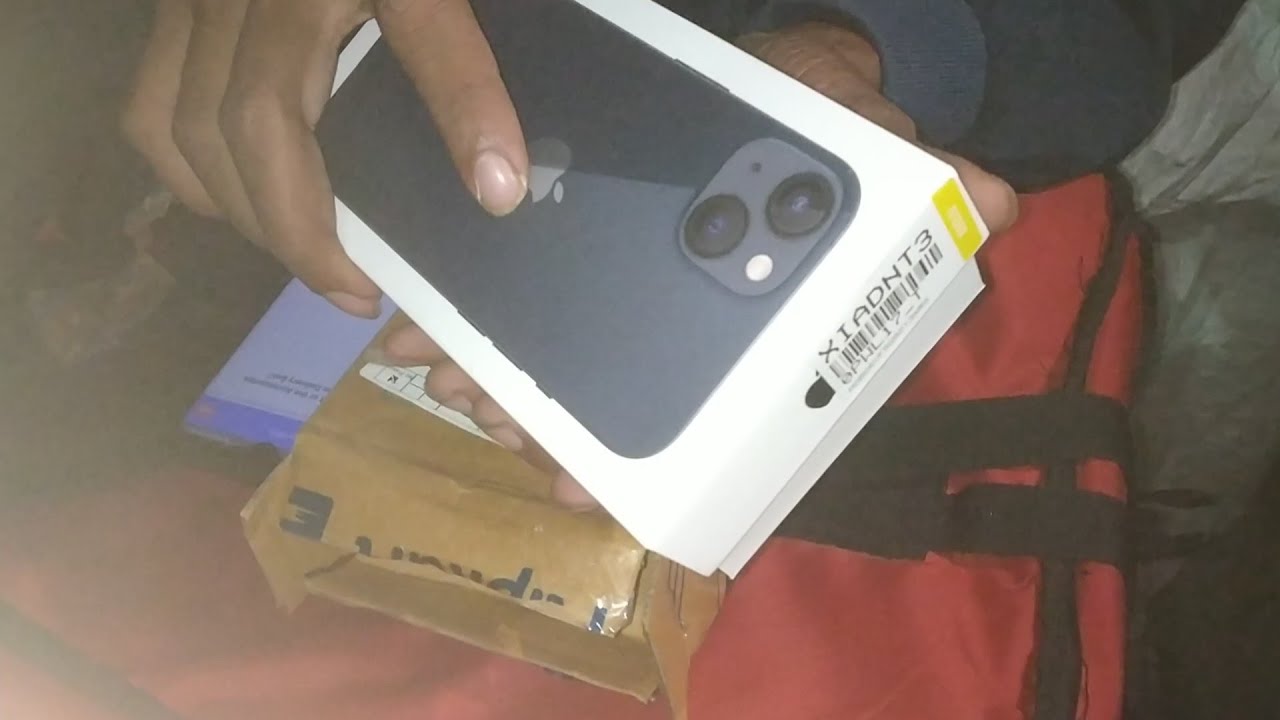 IPhone 13 unboxing by Flipkart delivery boy - YouTube