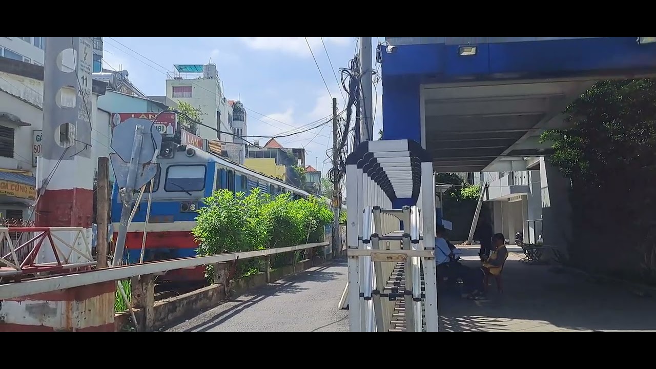 D19E-911 kéo tàu SE22 10:25 16/11. - YouTube