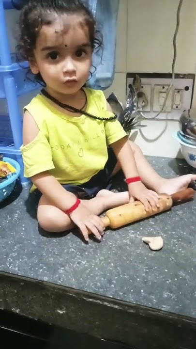 Roti Bana Rhi Hu Me Ketni Choti Hu Bus 18 Manth Ki Hu Fellow Me Youtube