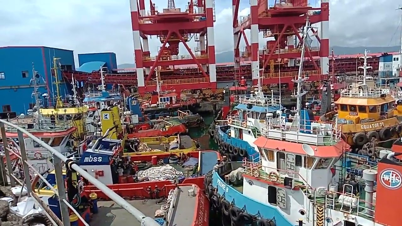 Suasana kapal-kapal Tug Boat di Pelabuhan Muara Sampara, Jetty Morosi ...